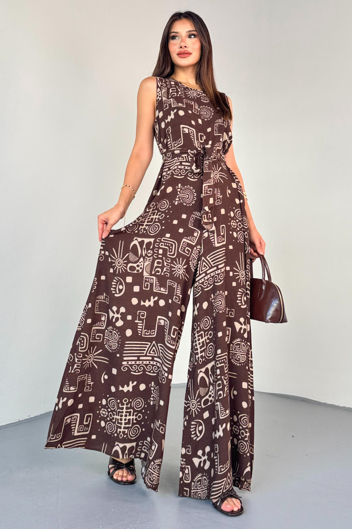ELB-01816 Kahverengi Etnik Desenli Kuşaklı Askılı Dokuma Tulum Elbise - Cappmoda